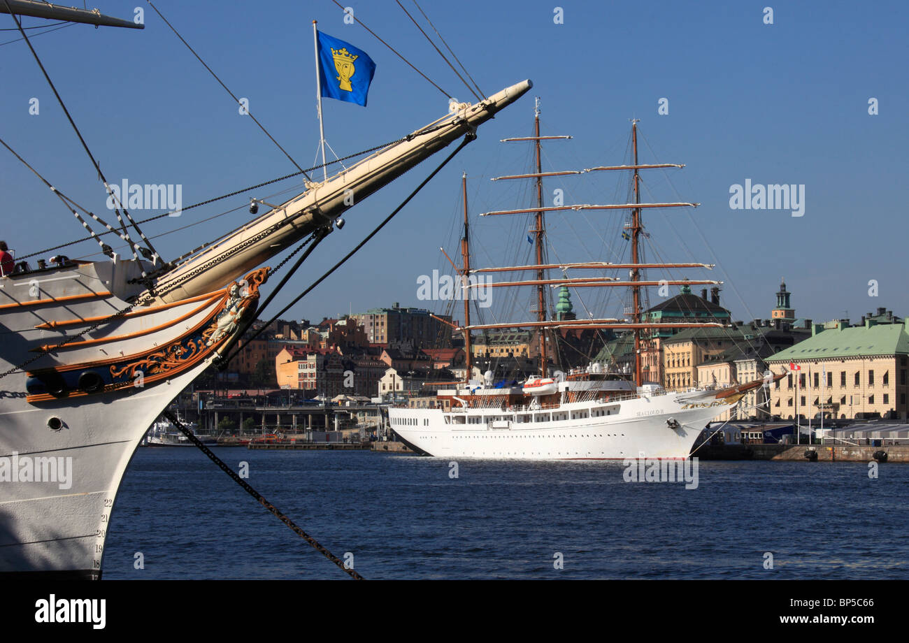 Sailing ship in harbour hi-res stock photography and images - Alamy