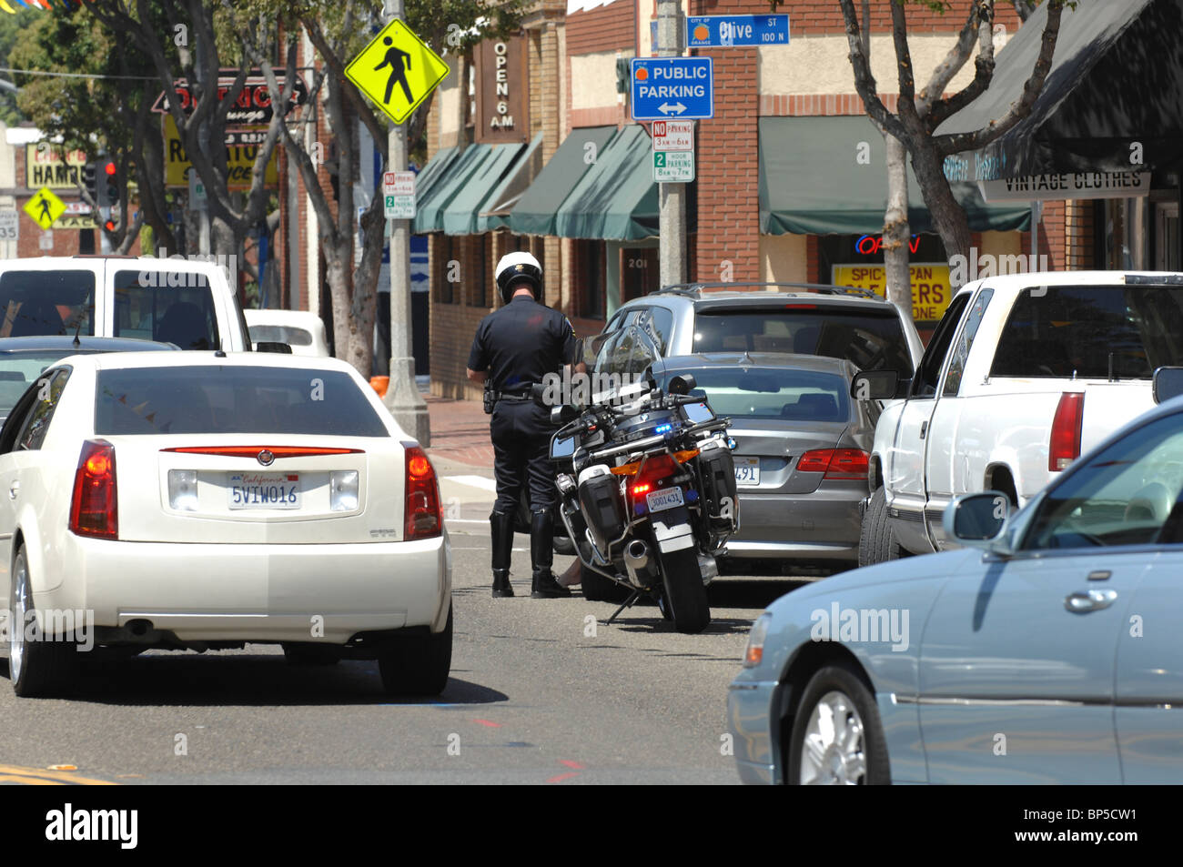 Police giving ticket hi-res stock photography and images - Alamy