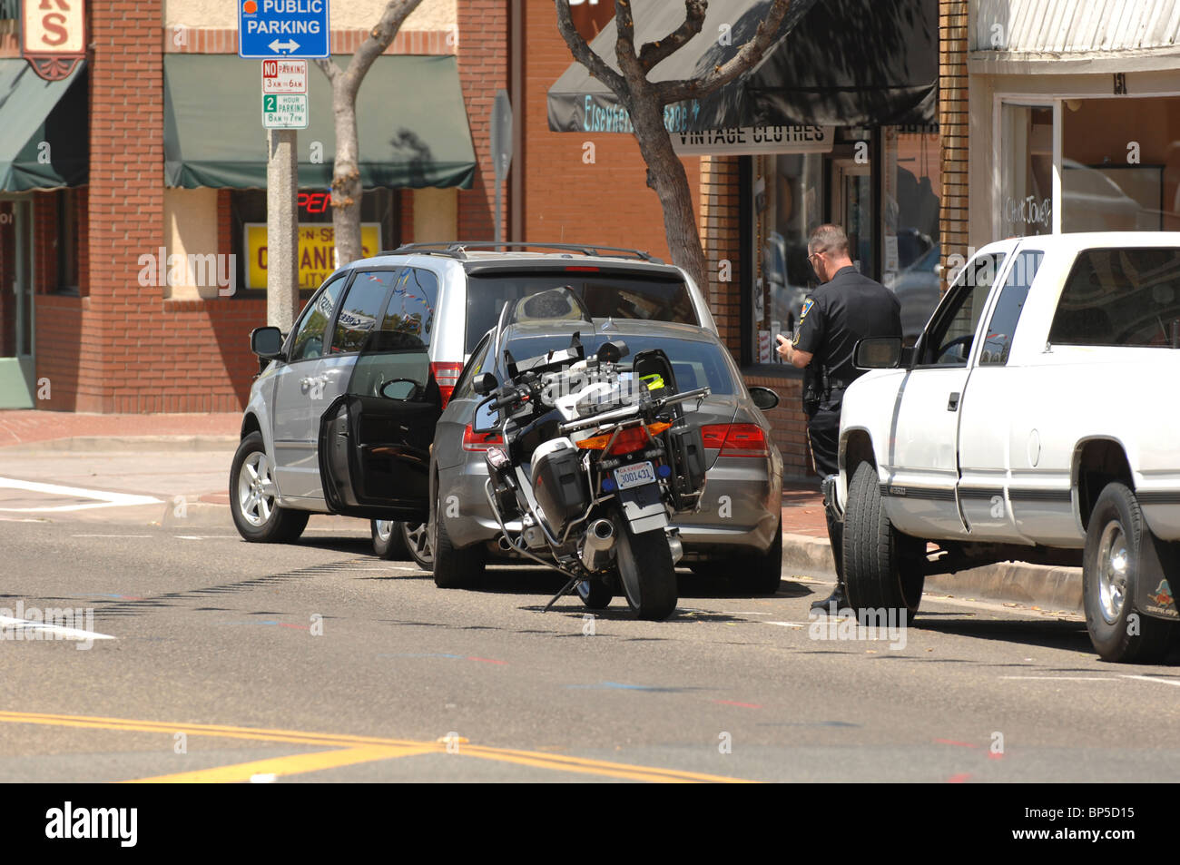 Police giving ticket hi-res stock photography and images - Alamy