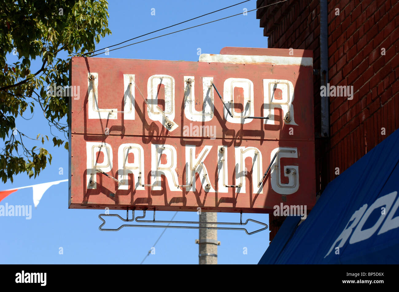 Liquor store parking sign hi-res stock photography and images - Alamy