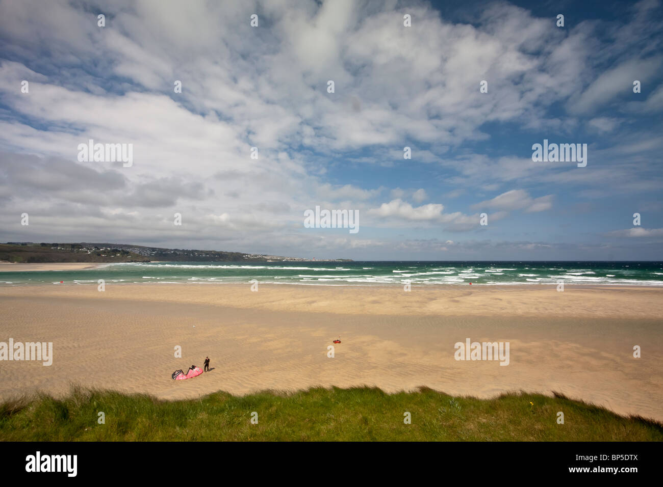 Kite surfer preparing his kit for some extreme action Stock Photo - Alamy