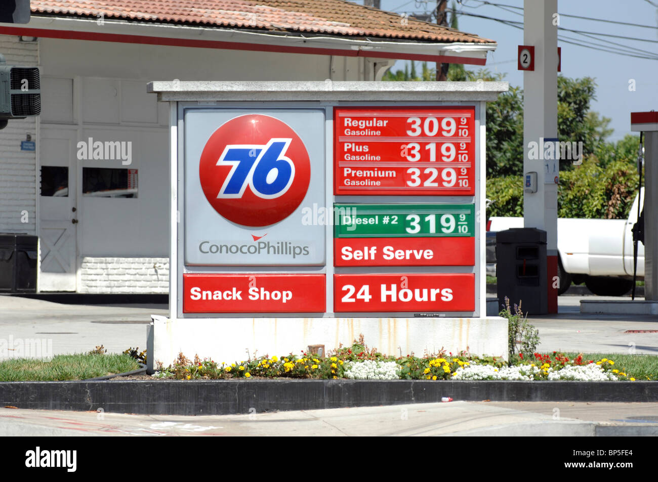76 gas station hi-res stock photography and images - Alamy