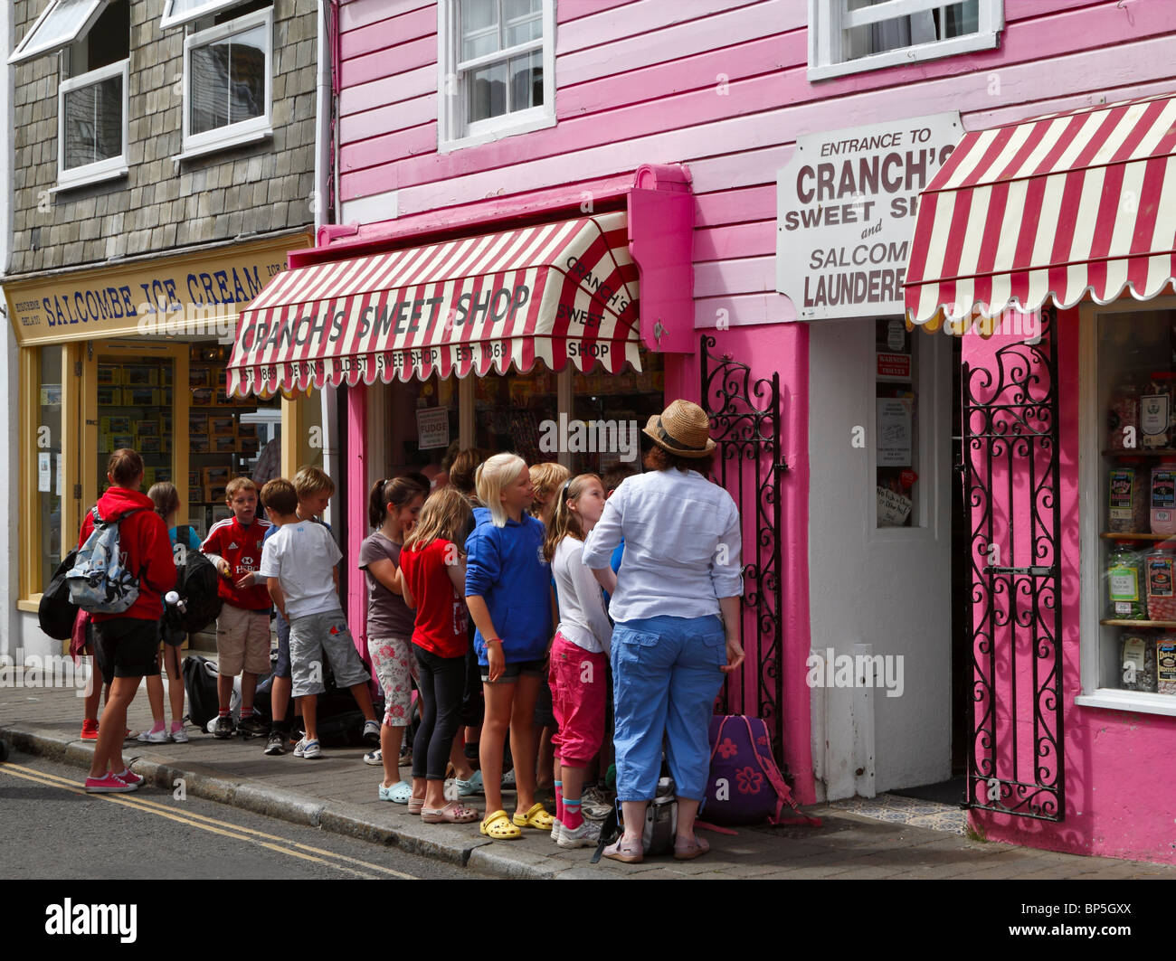 Children in sweet shop hi-res stock photography and images - Alamy
