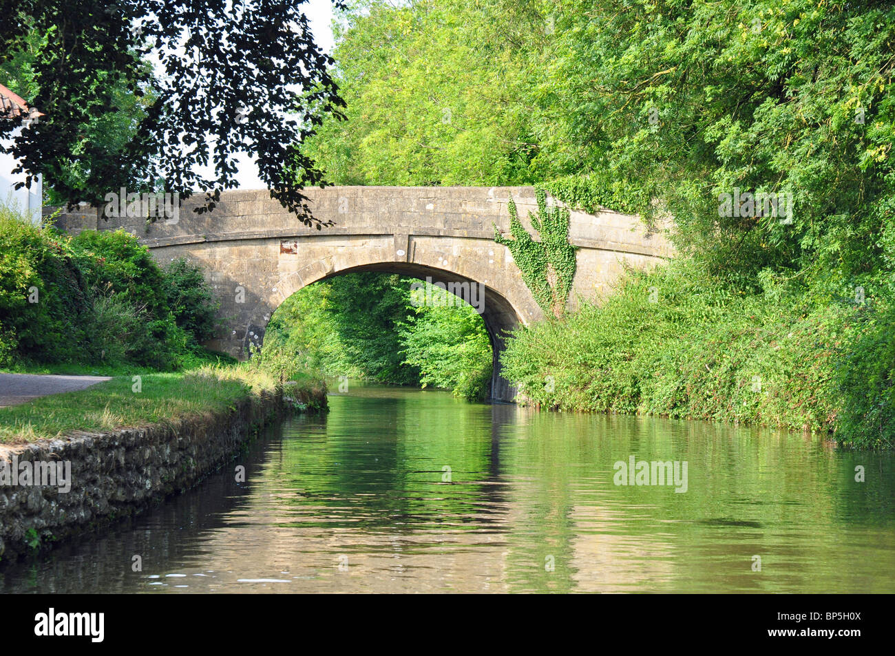 Bridge over the Kennet and Avon Canal Stock Photo - Alamy