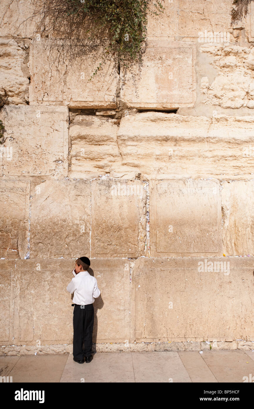 Jewish child praying hi-res stock photography and images - Alamy