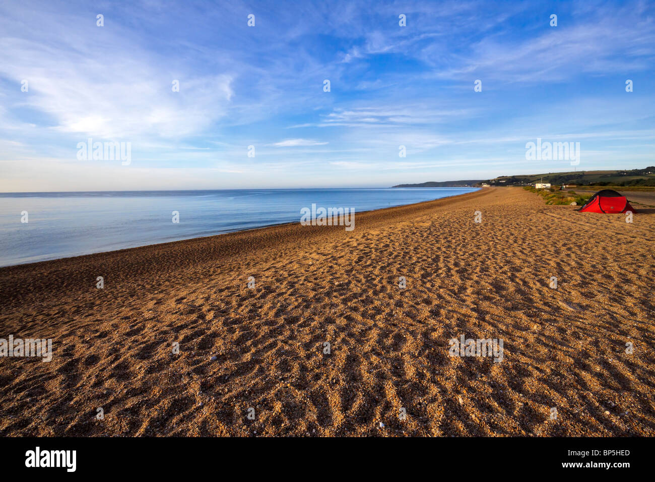 The long stretch of pebble beach at Slapton Sands, South Hams, Devon ...