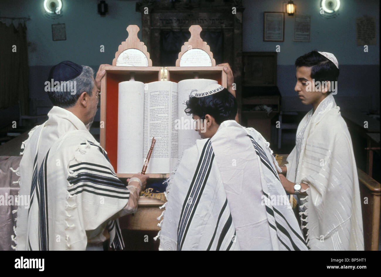 Reading torah in synagogue hi-res stock photography and images - Alamy
