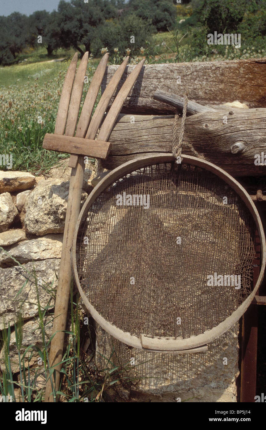 3467-WOODEN PITCHFORK AND GRAIN SIFTING NET Stock Photo - Alamy