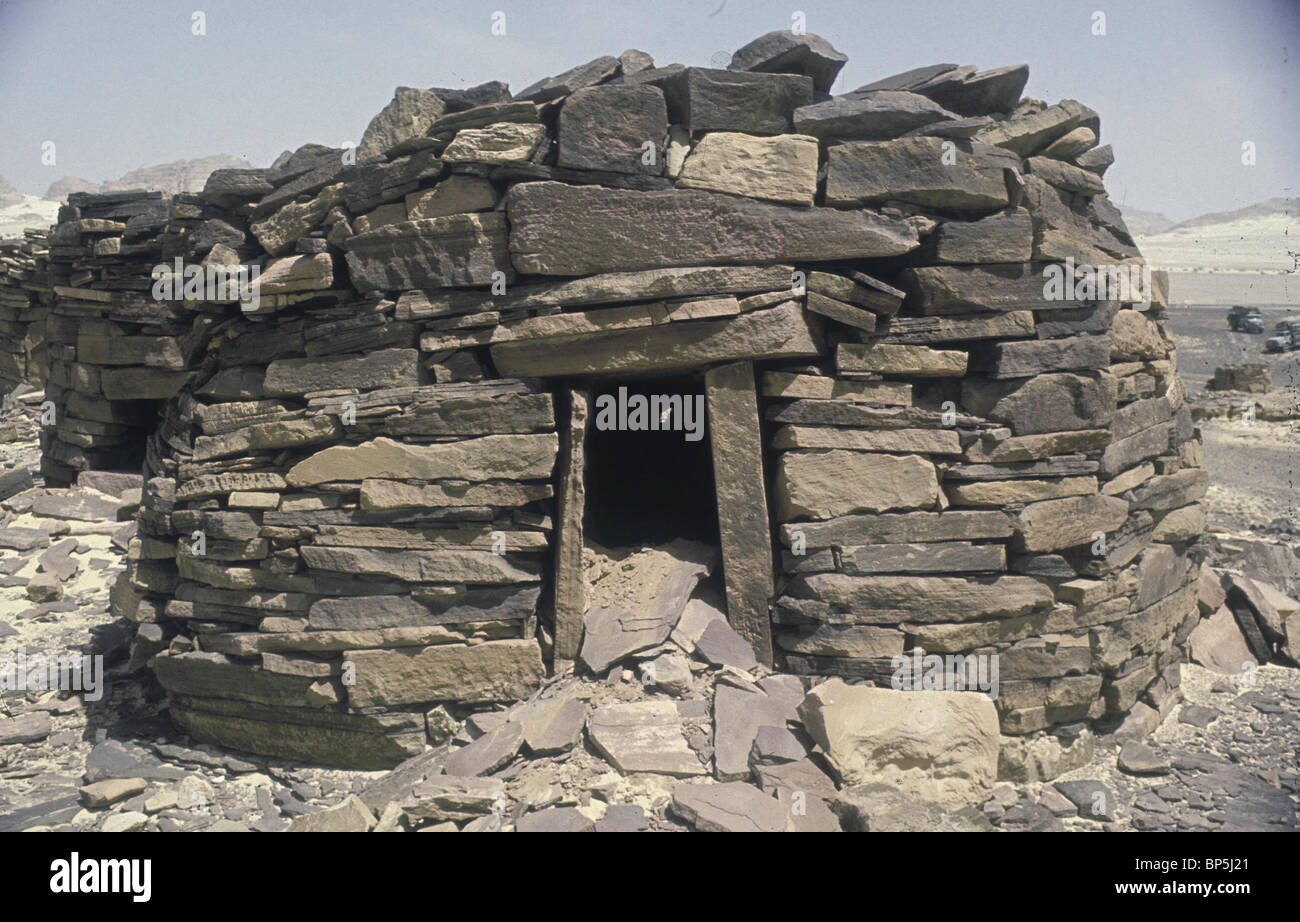 NAWAMIS - ROUND STONE BUILDINGS BUILT IN THE 5TH. MILLENNIUM BC AS ...