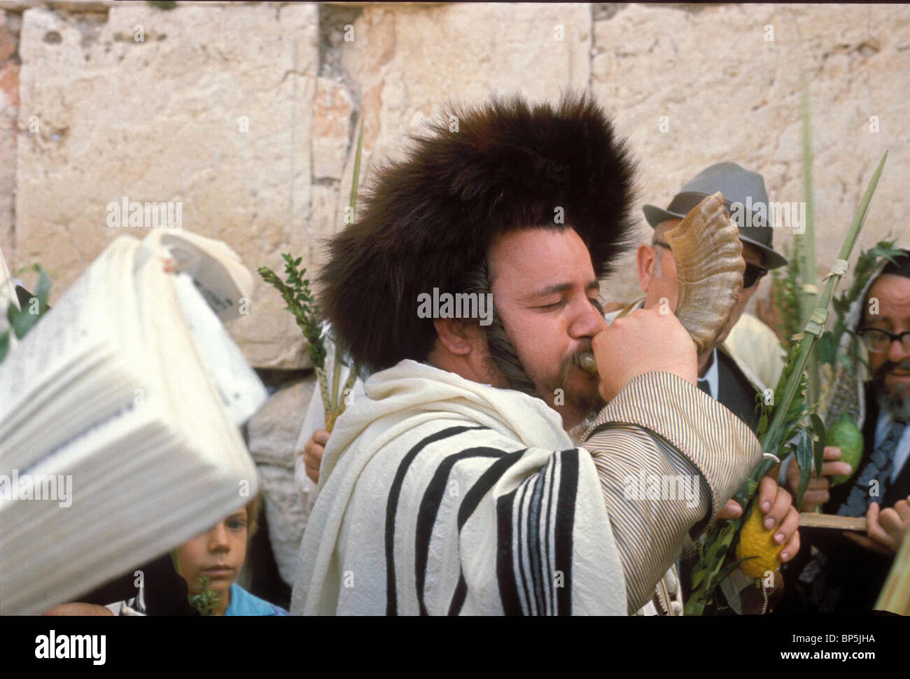 3962. BLOWING THE RAM'S HORN DURING THE "SUCCOT" PRAYER BY THE WESTERN ...