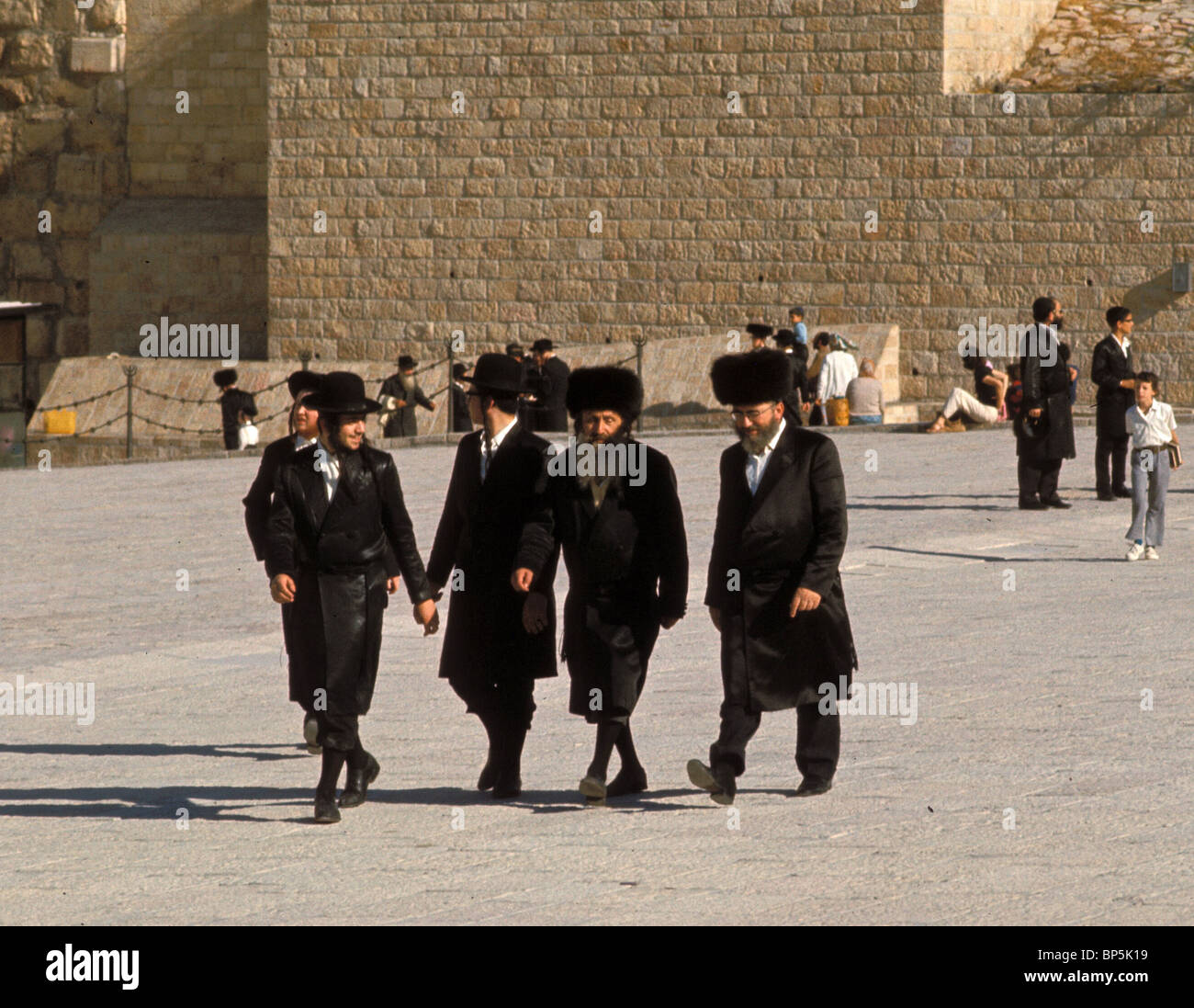 4449. ULTA ORTHODOX JEWISH FANILIES IN TRADITIONAL DRESS Stock Photo ...