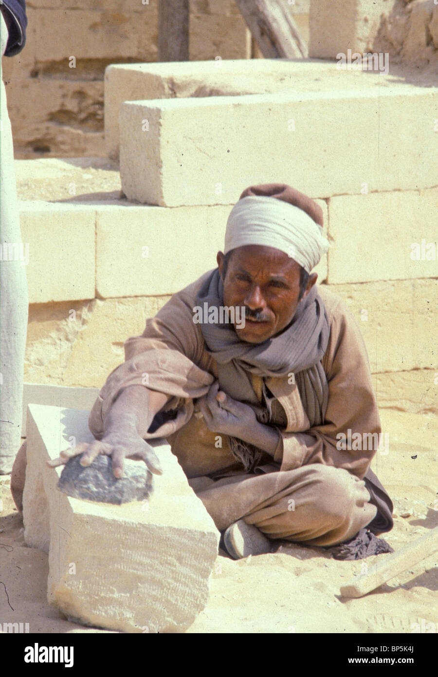 2040. EGYPTIAN STONE MASON AT WORK Stock Photo - Alamy