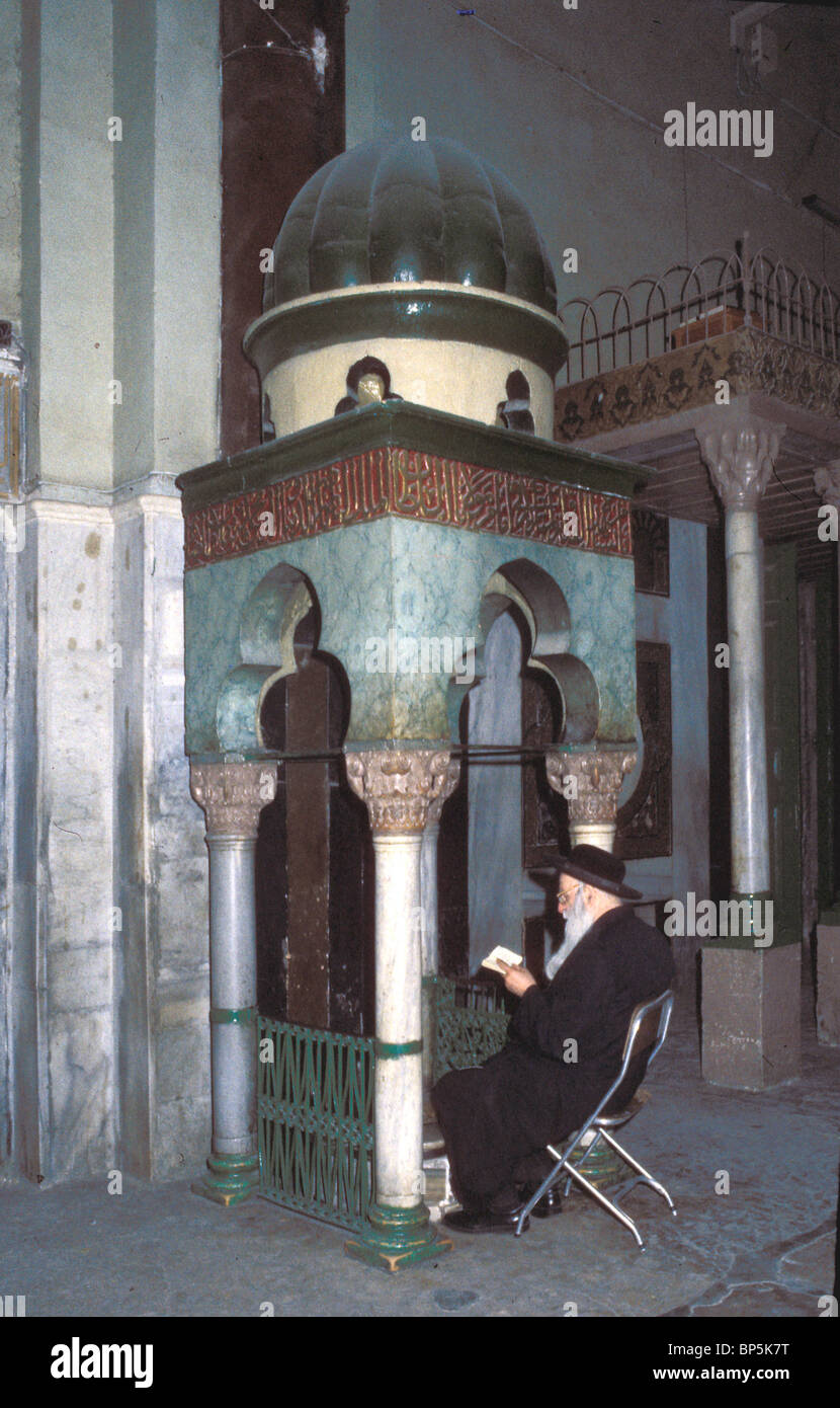 4746. THE MOSQUE INSIDE THE MACHPELA, THE BUILDING SHELTERING THE TOMBS ...