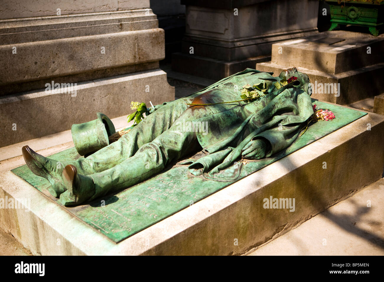 Tomb of Victor Noir with realistic portrayal of the dead Noir appearing ...