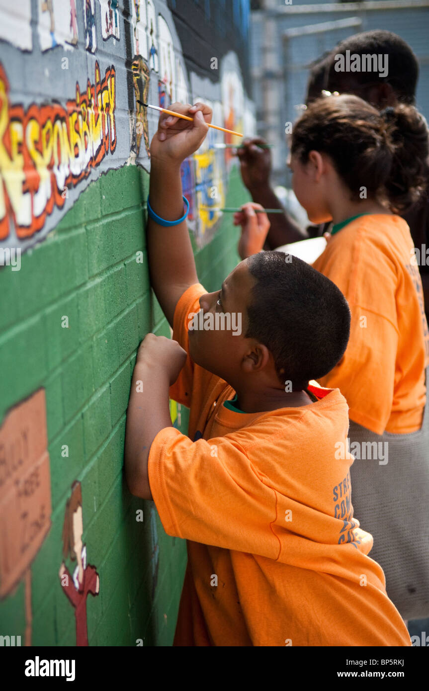 Children mural paint brush hi-res stock photography and images - Alamy
