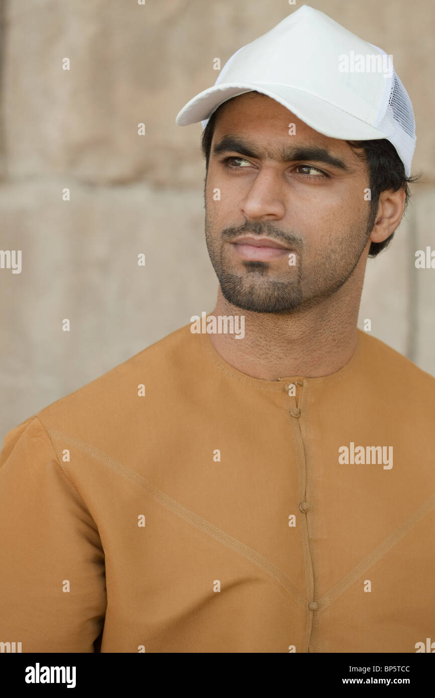 Arab man wearing traditional clothing hi-res stock photography and ...