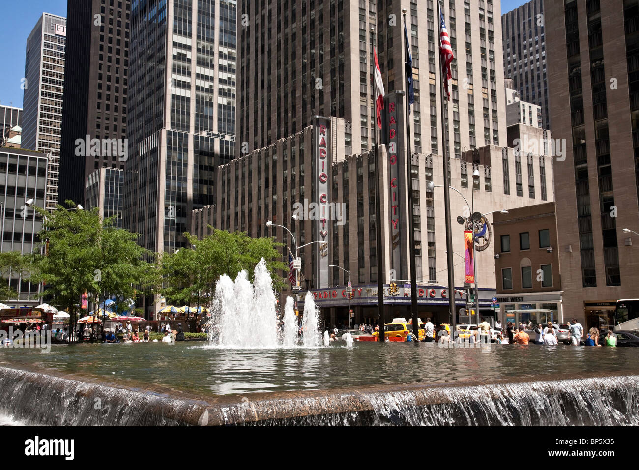 Reflecting Pool and Fountains, Rockefeller Center, NYC Stock Photo - Alamy