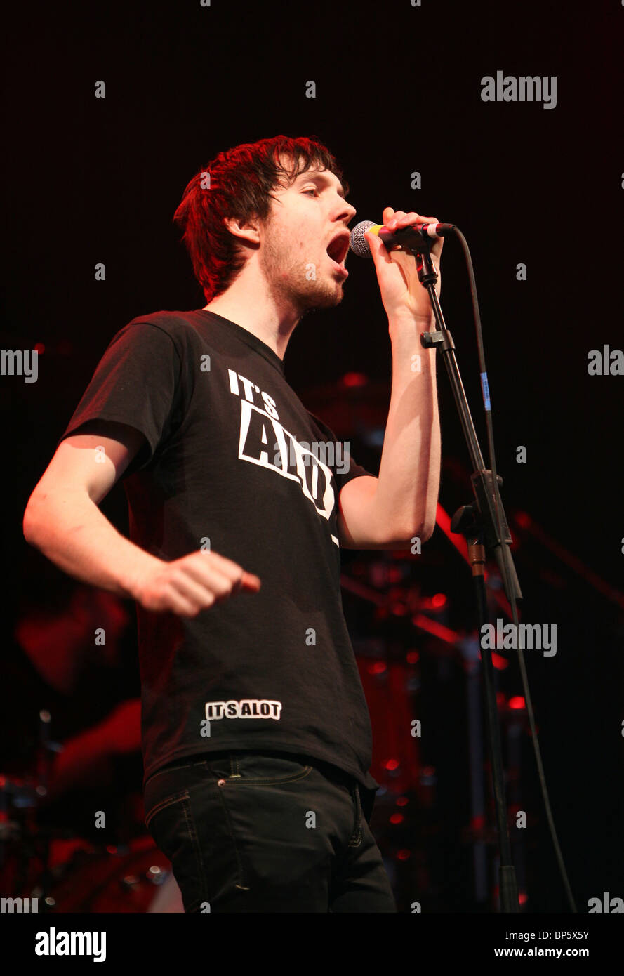 Calvin harris on stage hi-res stock photography and images - Alamy