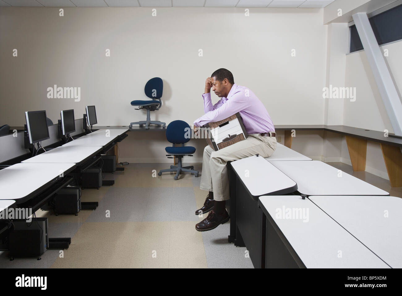 Men office leaving box hi-res stock photography and images - Alamy