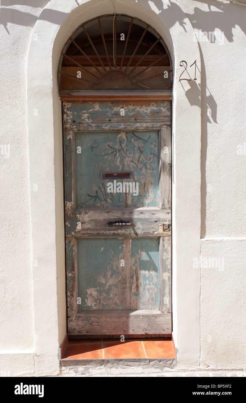 Scruffy house hi-res stock photography and images - Alamy