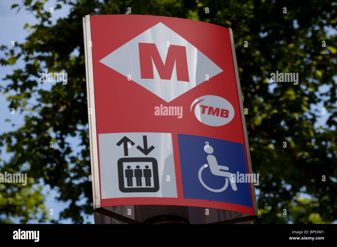 Red metro sign hi-res stock photography and images - Alamy