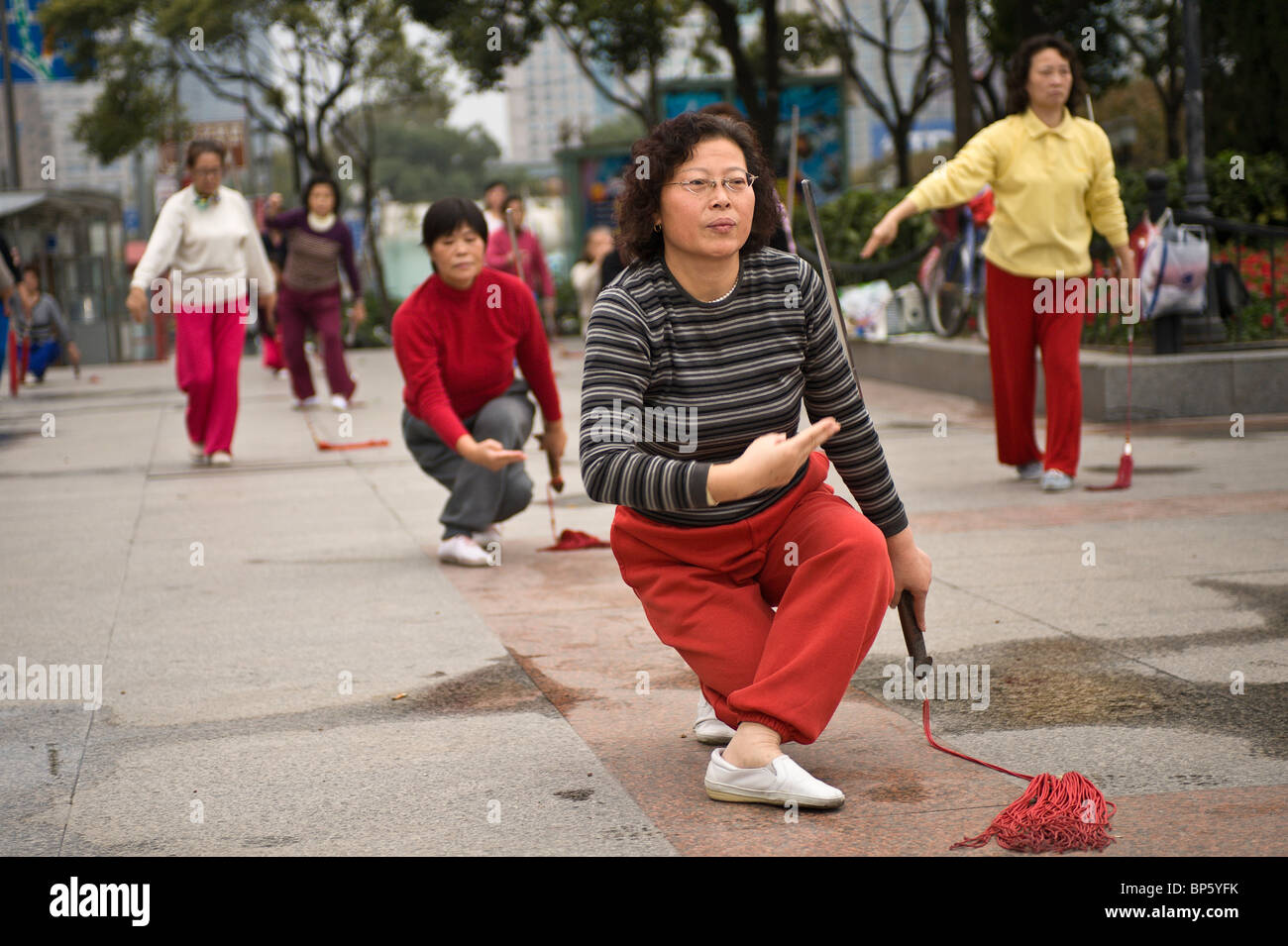 China, Shanghai. Morning tai chi at the Bund (Zhongshan Road Stock ...