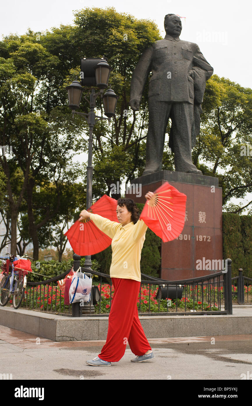 China, Shanghai. Morning tai chi at the Bund (Zhongshan Road Stock ...