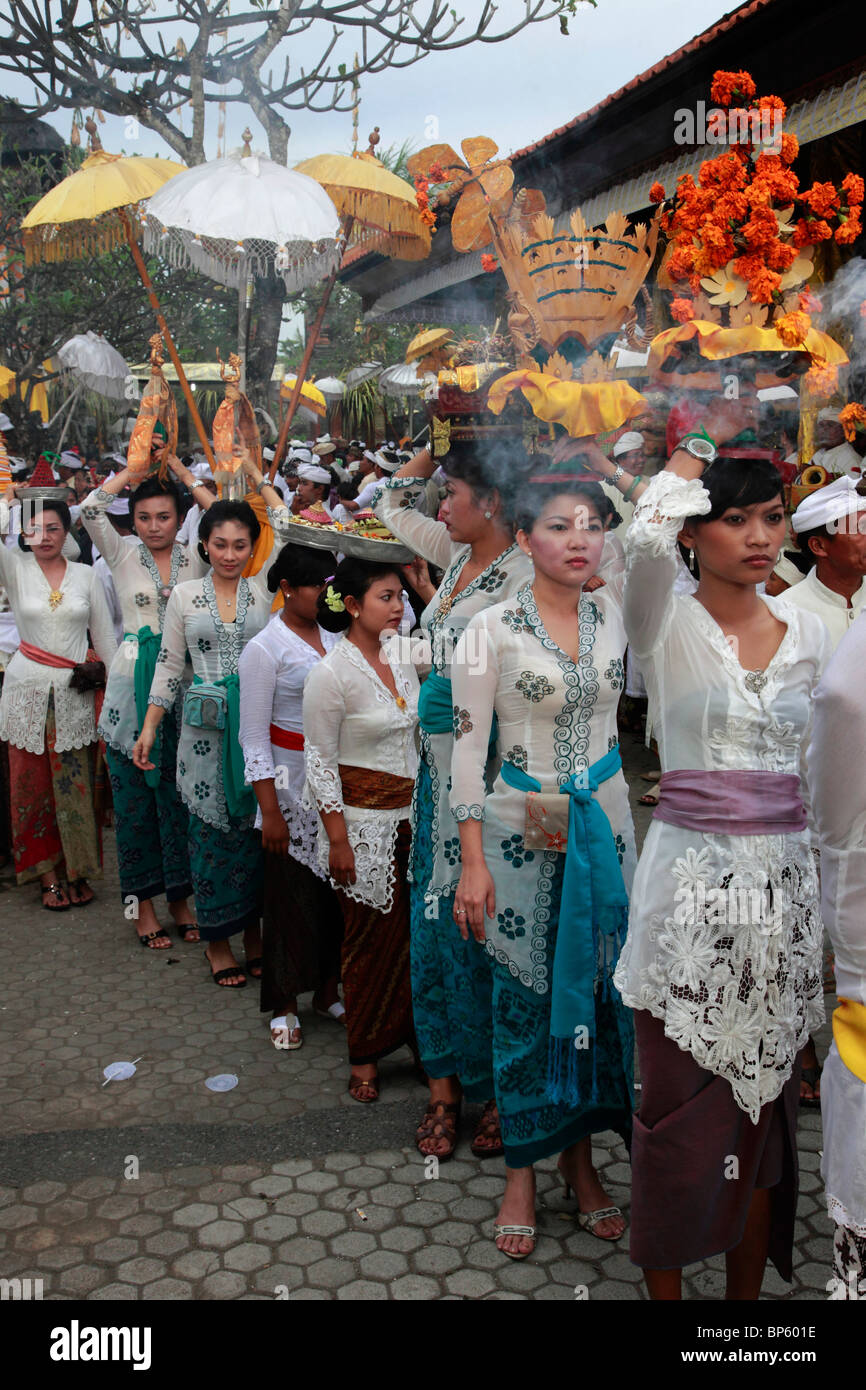 Indonesia, Bali, Mas, temple festival, women carrying offerings, odalan ...