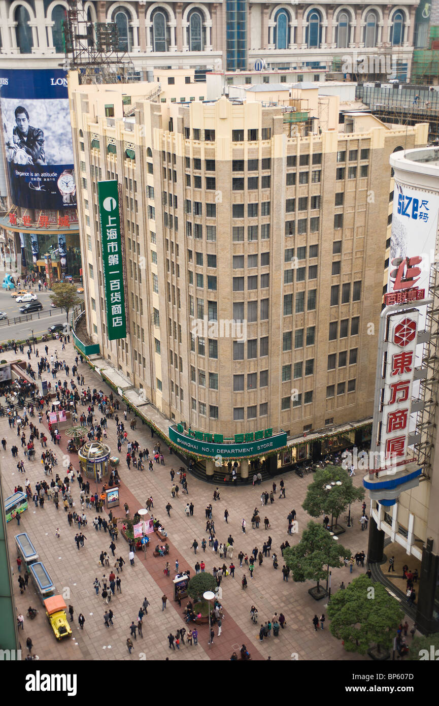 Downtown shopping district hi-res stock photography and images - Alamy