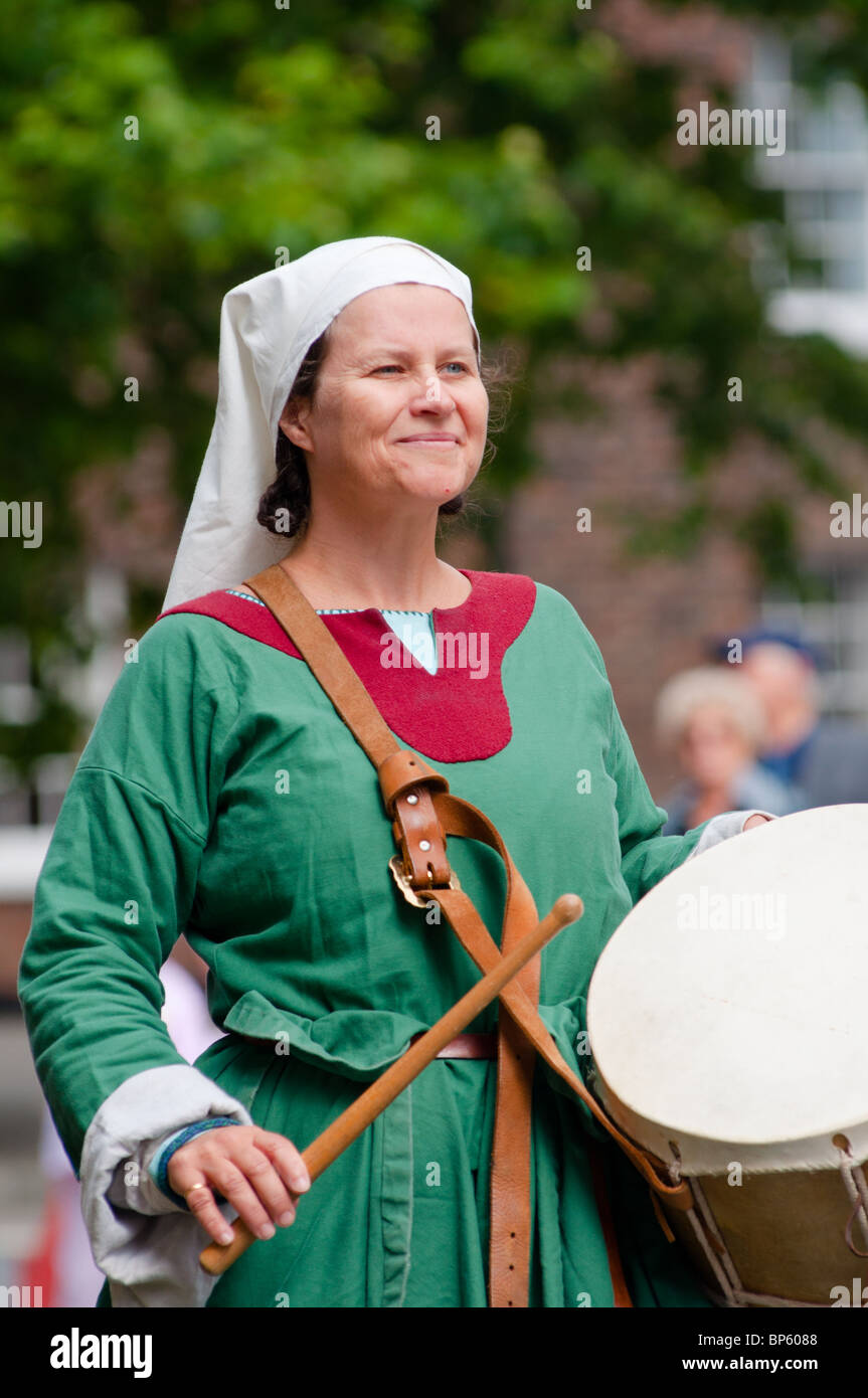 People playing medieval music hi-res stock photography and images - Alamy