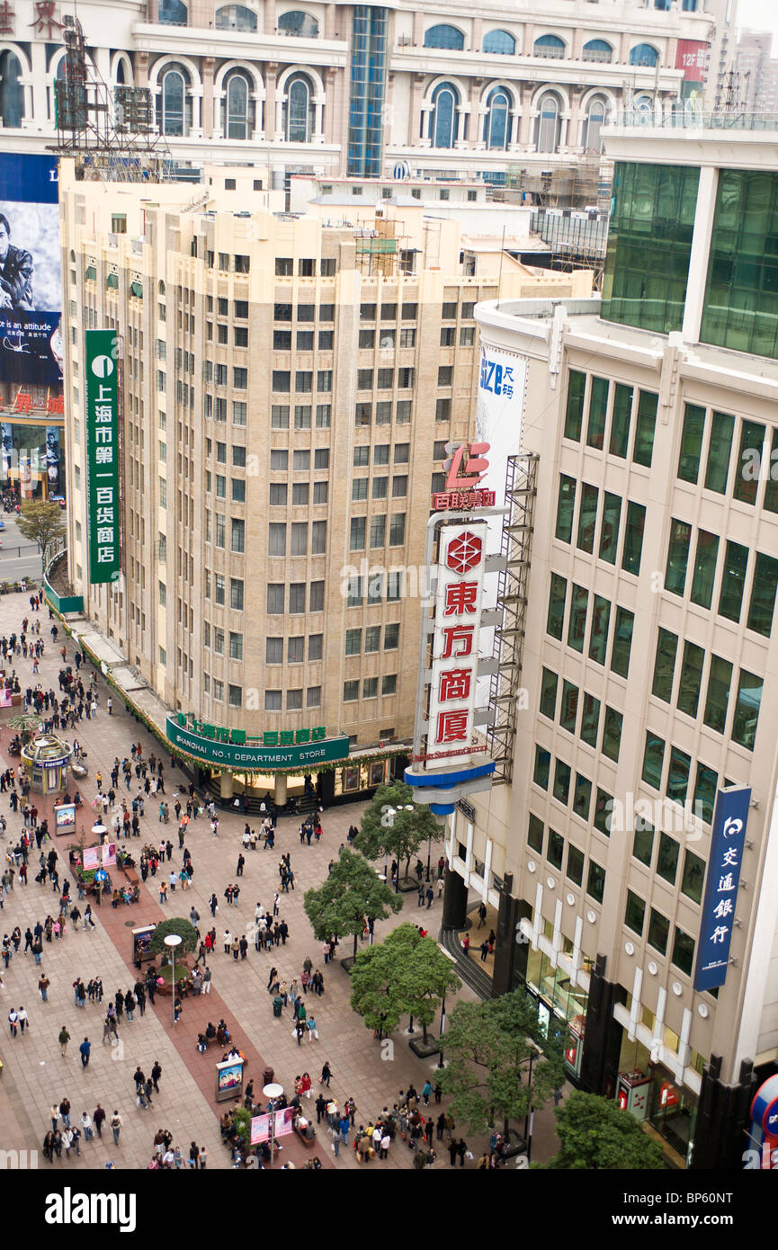 Downtown shopping district hi-res stock photography and images - Alamy