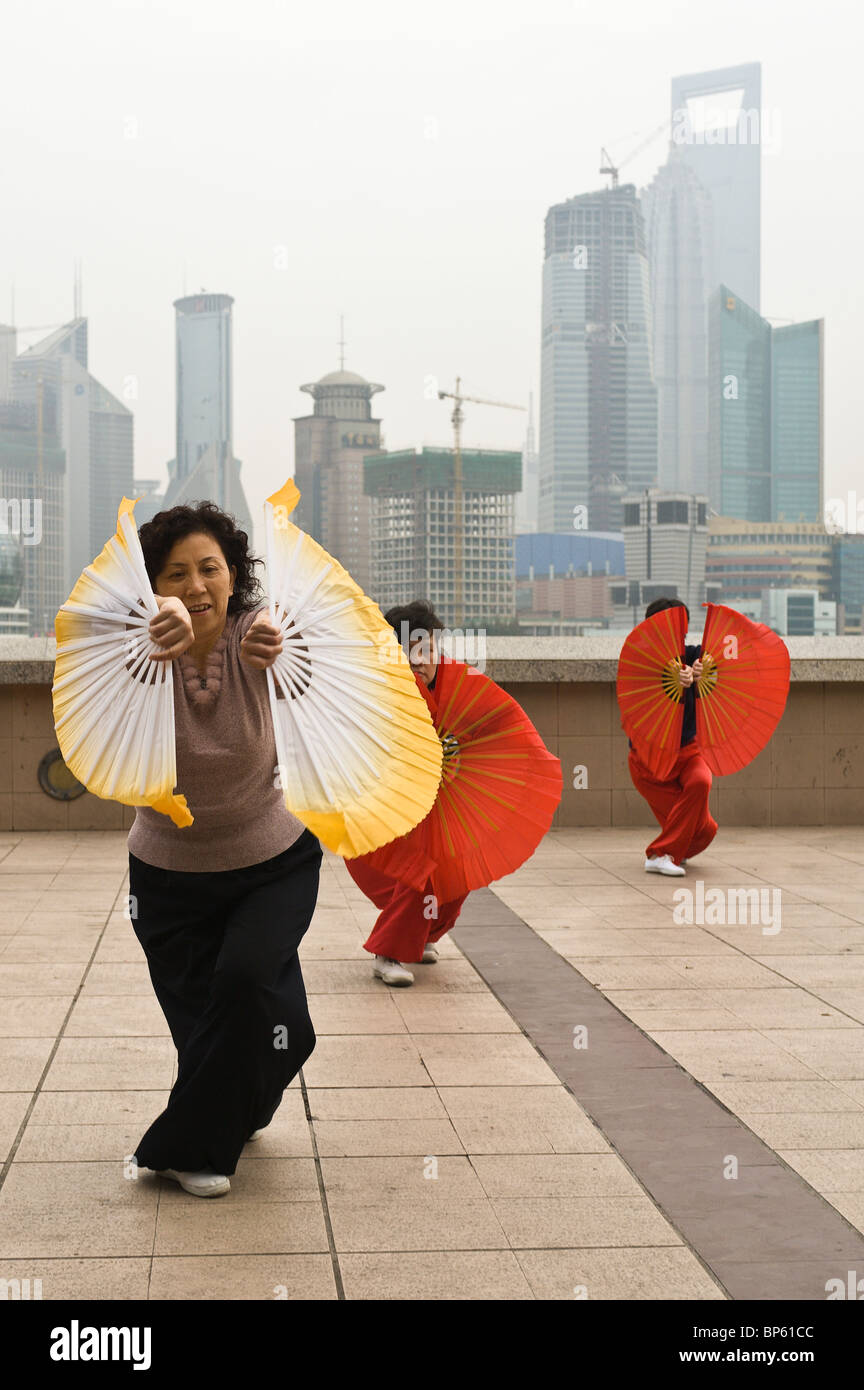 China, Shanghai. Morning tai chi at the Bund (Zhongshan Road Stock ...