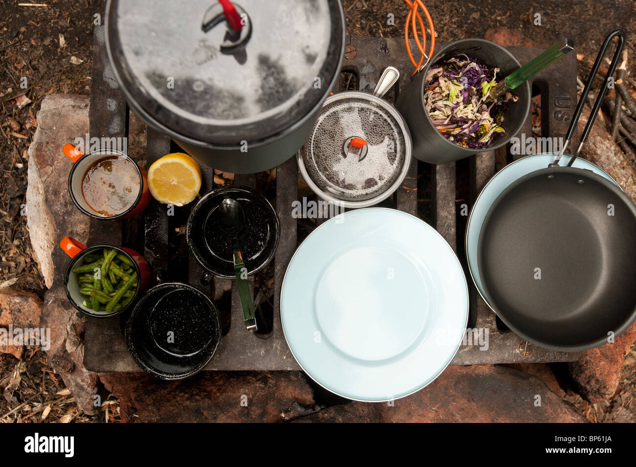 CAMP COOKWARE, PLATES AND FOOD ON FIRE GRATE Stock Photo - Alamy