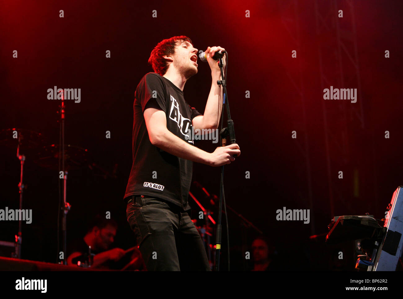 Calvin harris on stage hi-res stock photography and images - Alamy