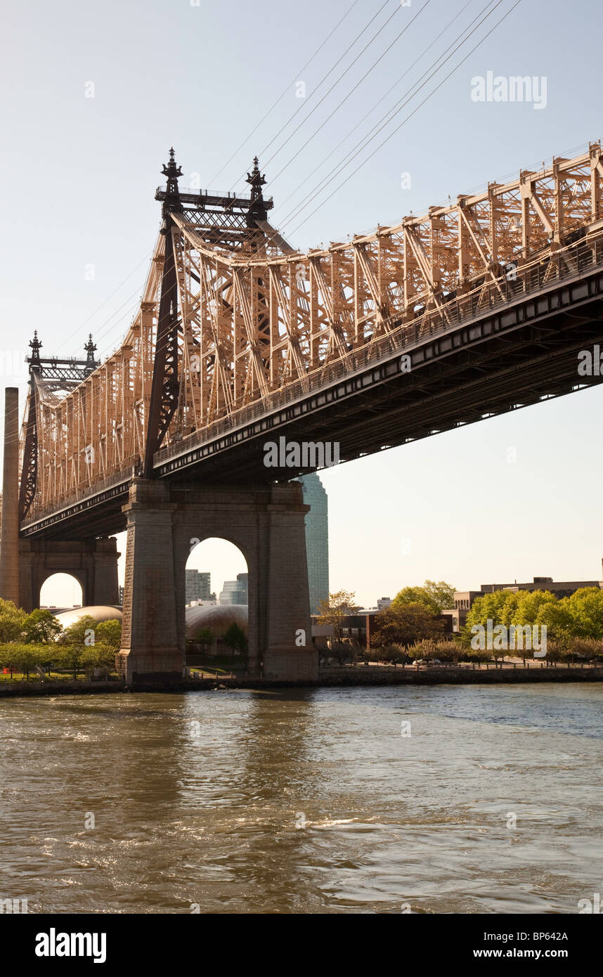 Roosevelt island long queensboro bridge hi-res stock photography and images - Alamy