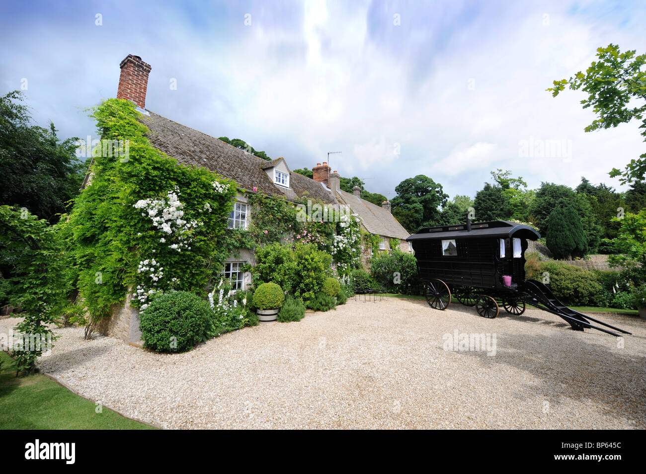 Traditional gypsy caravan hi-res stock photography and images - Alamy