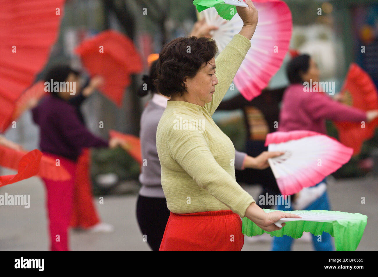 China, Shanghai. Morning tai chi at the Bund (Zhongshan Road Stock ...