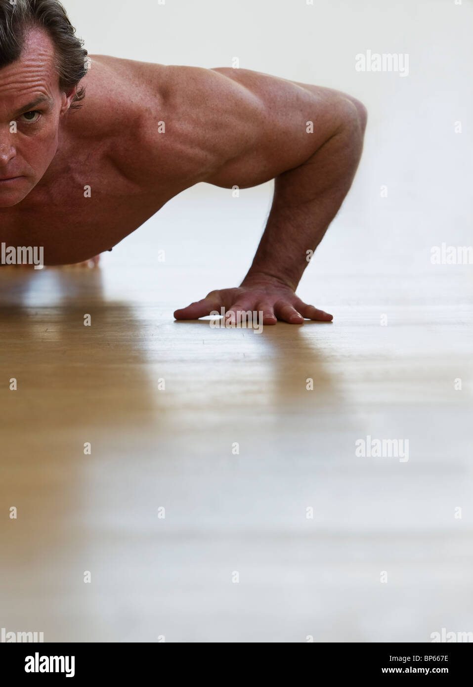 Muscular man doing push-ups Stock Photo - Alamy