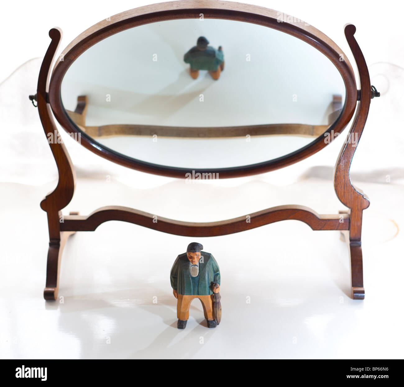 Oval mirror hi-res stock photography and images - Alamy