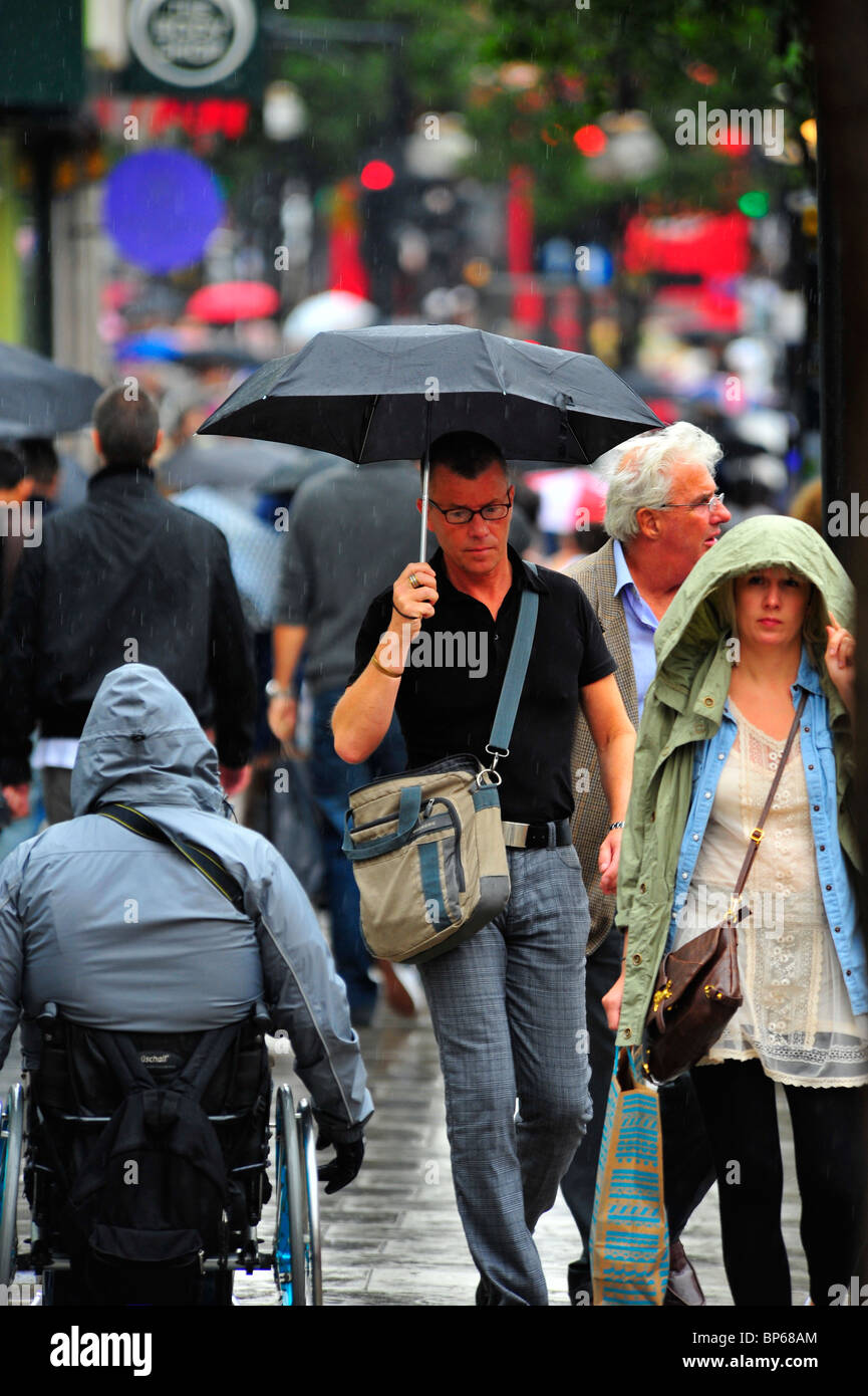Raining in the street hi-res stock photography and images - Alamy