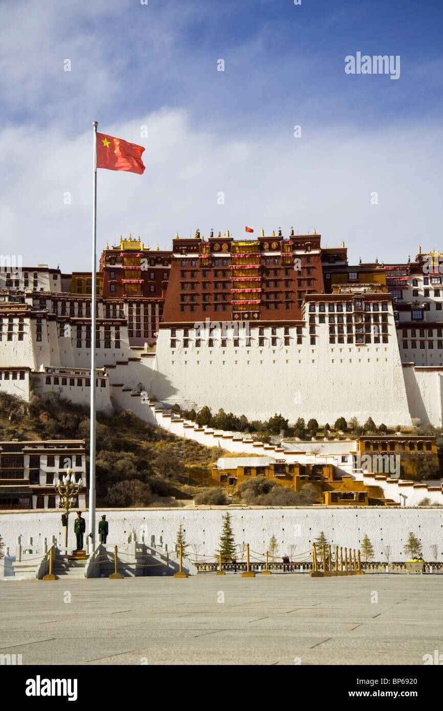 Chinese guards/police/army defend a Chinese flag that flies in front of ...