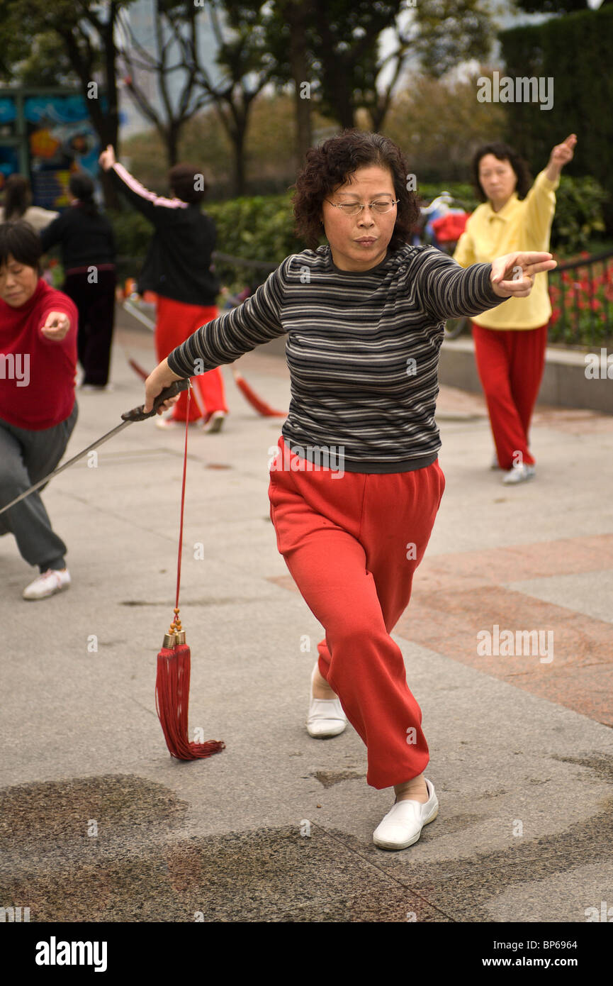 China, Shanghai. Morning tai chi at the Bund (Zhongshan Road Stock ...