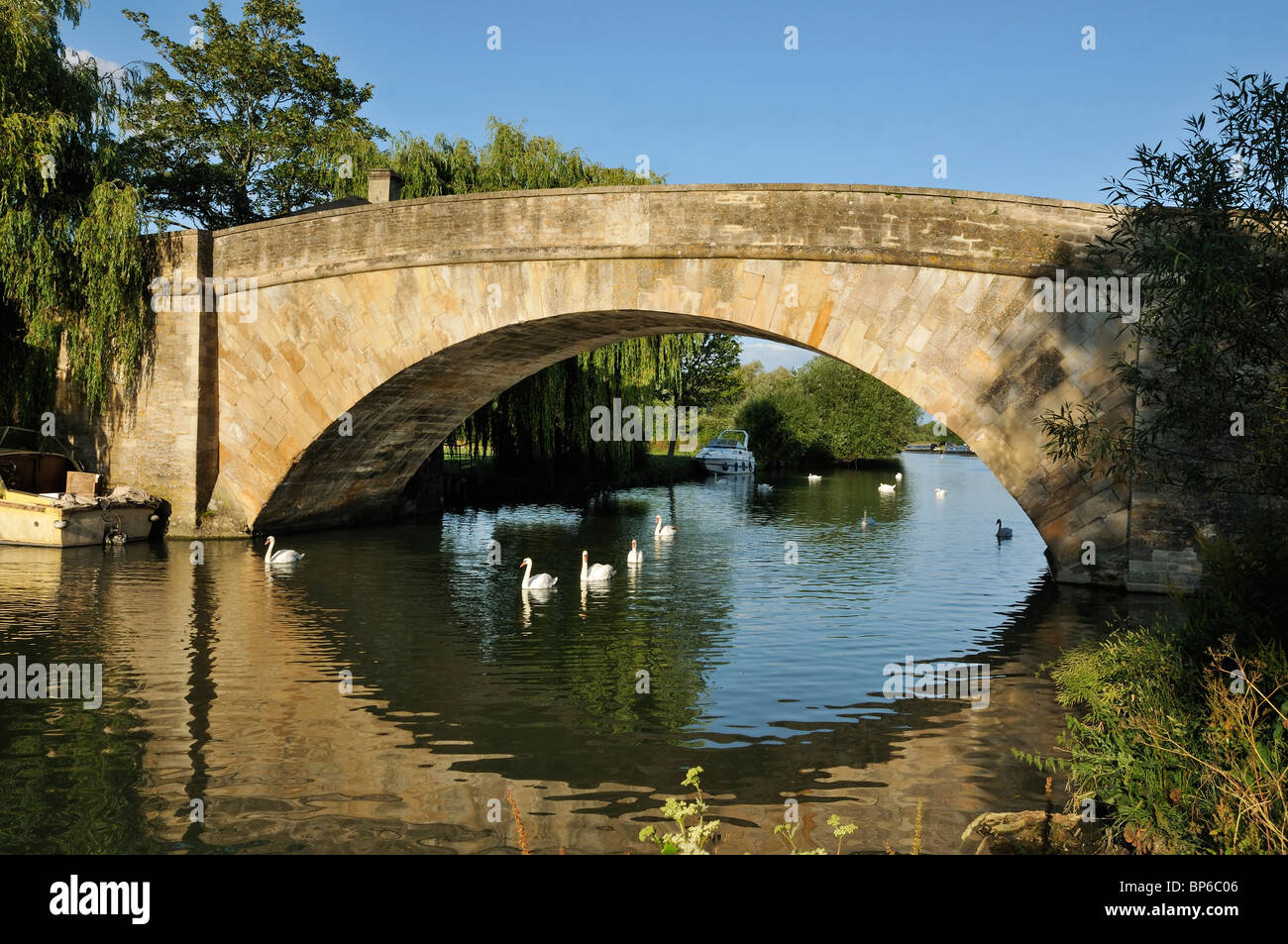 Halfpenny bridge thames hi-res stock photography and images - Alamy