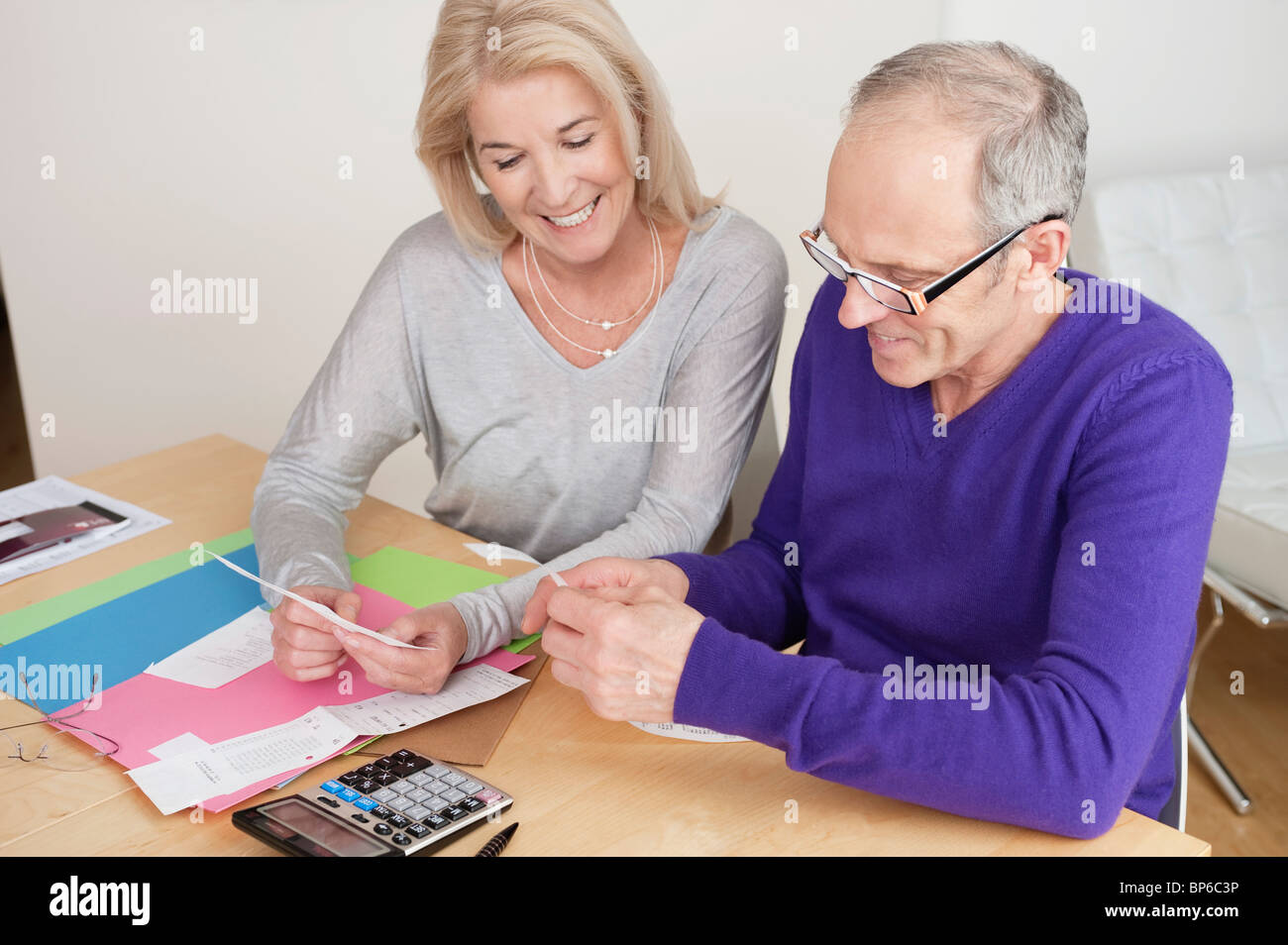 Smile planning couple paperwork hi-res stock photography and images - Alamy
