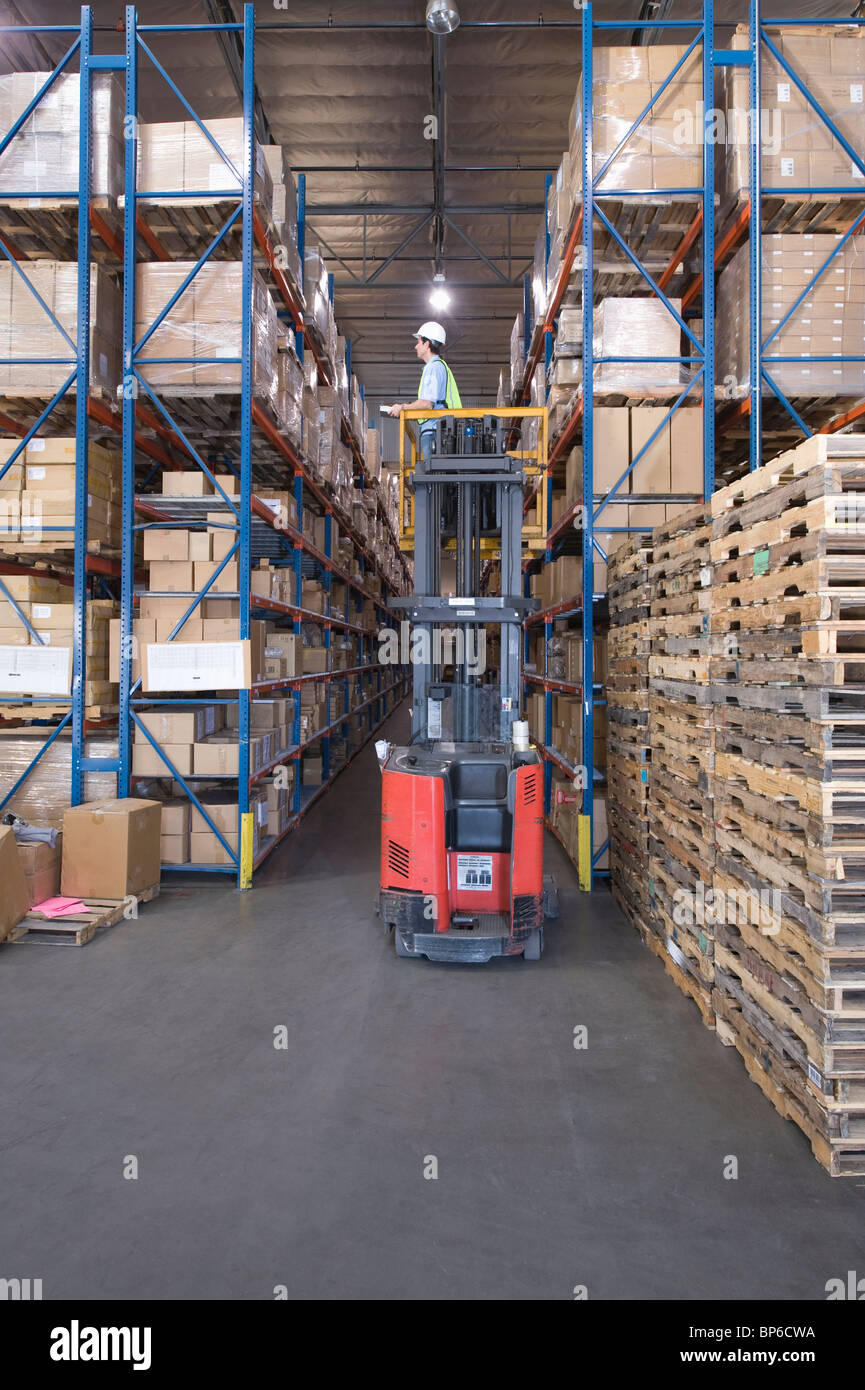 Cardboard boxes and wooden pallets in distribution warehouse Stock ...