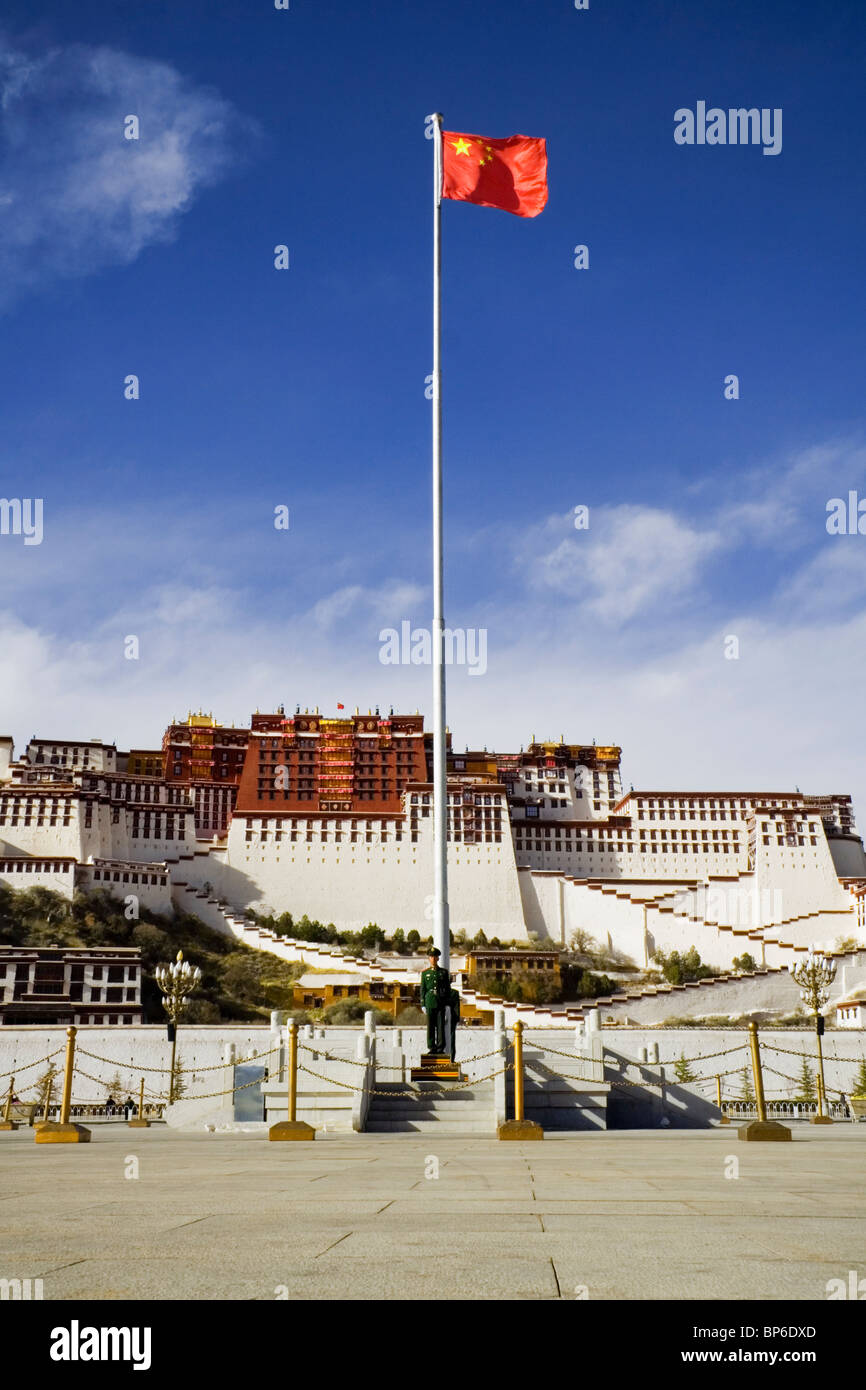 Chinese guards/police/army defend a Chinese flag that flies in front of ...