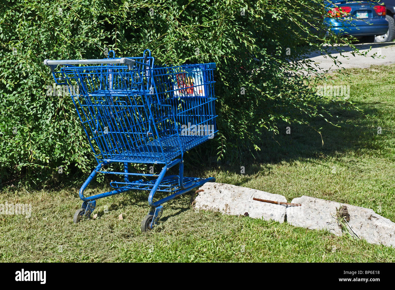 abandoned shopping cart Stock Photo - Alamy
