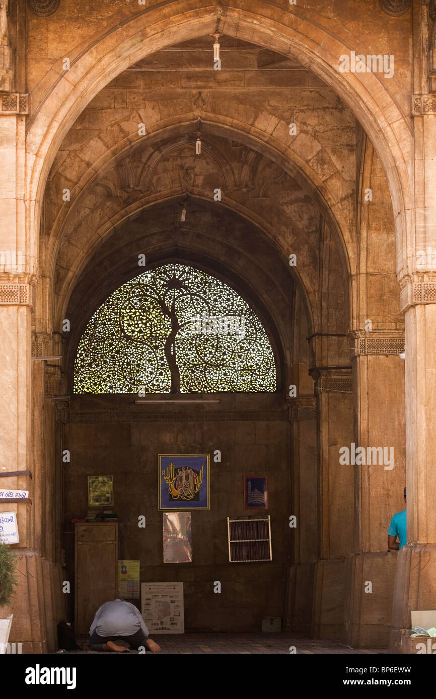 A man prays in front of the famous Jali work of the screen in the Sidi ...