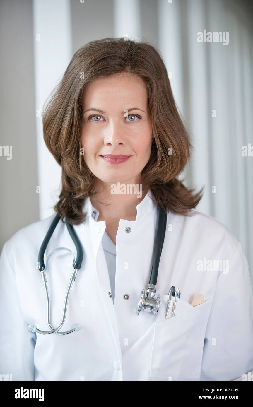 Portrait of a female doctor Stock Photo - Alamy