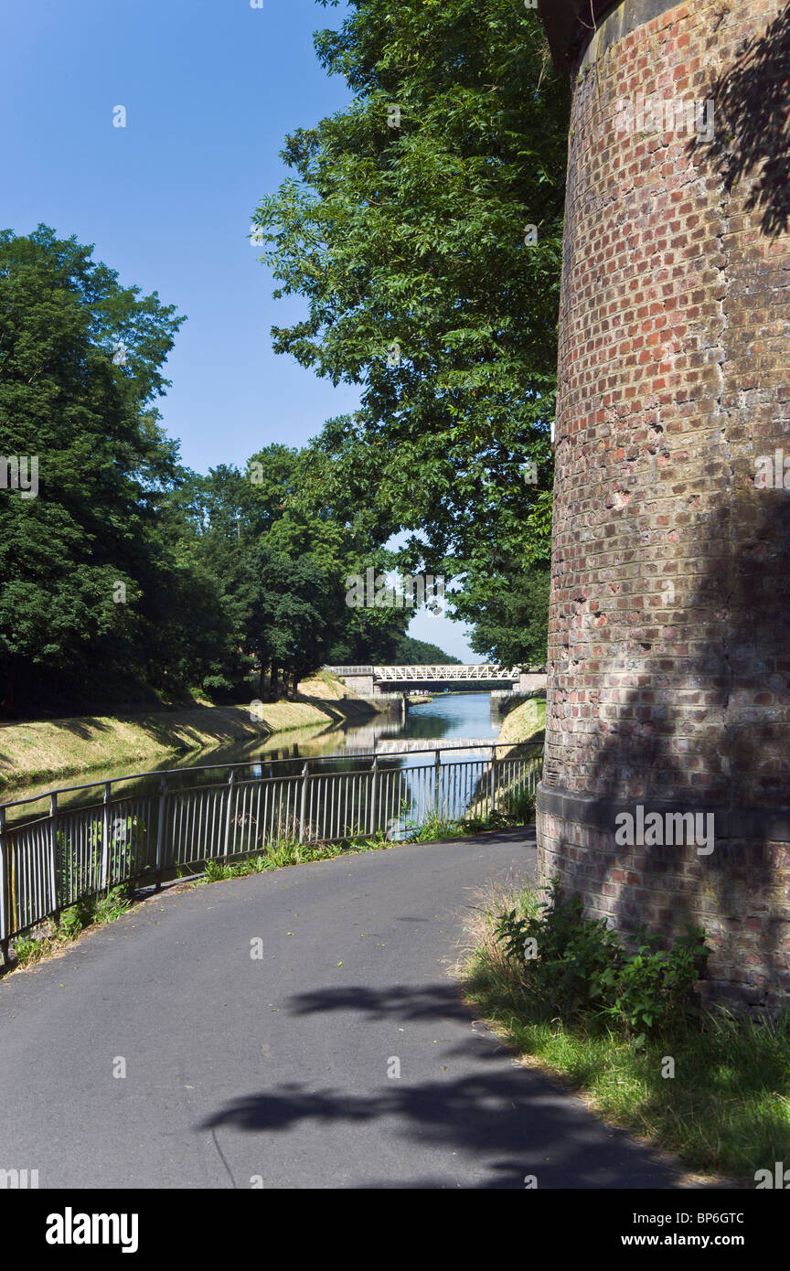 Canal du Centre, Pilaster of the former One hundred meter Bridge ...